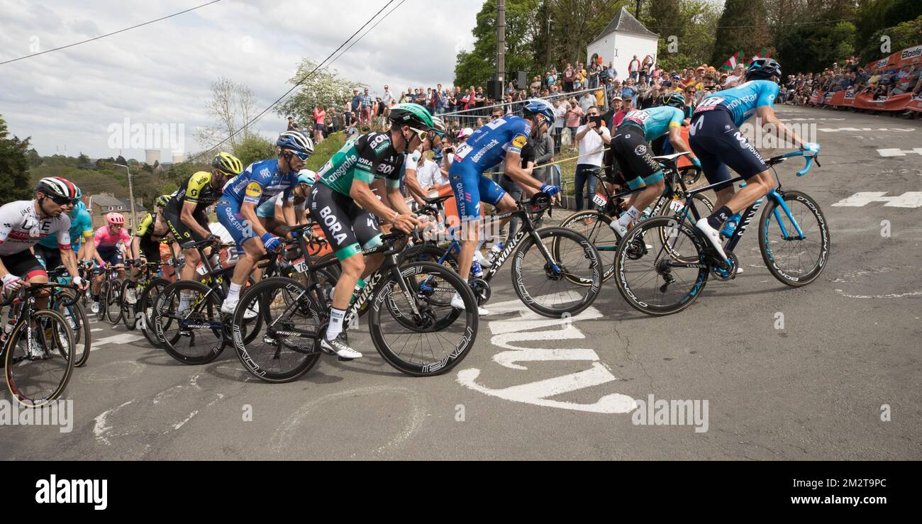 Das Abbildungsbild zeigt die Reiter in Aktion auf dem „Mur de Huy ...