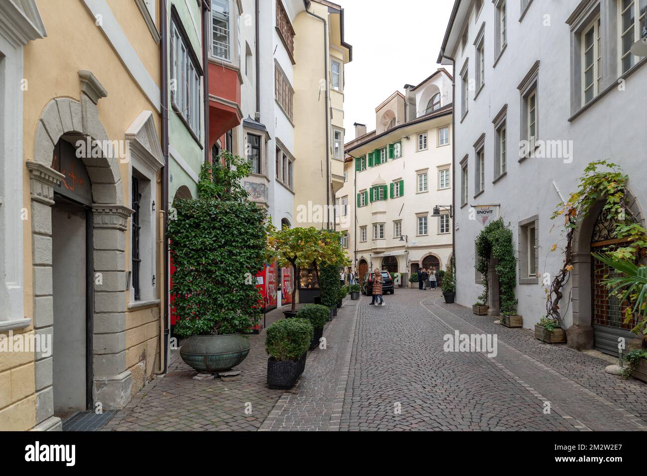 Bozen, Italien - 1. November 2022: Blick auf die Straße in der Altstadt ...