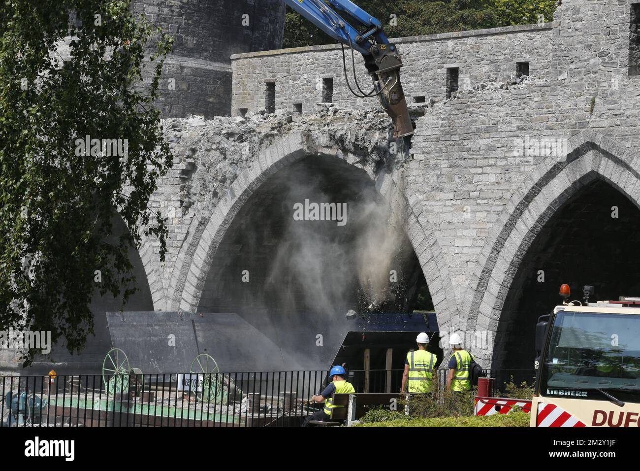 Abbildung zeigt den Abriss der Brücke „Pont des Trous de Tournai“ in ...