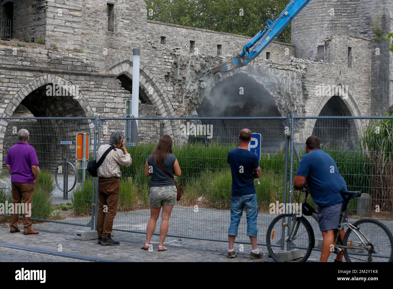 Abbildung zeigt den Abriss der Brücke „Pont des Trous de Tournai“ in ...