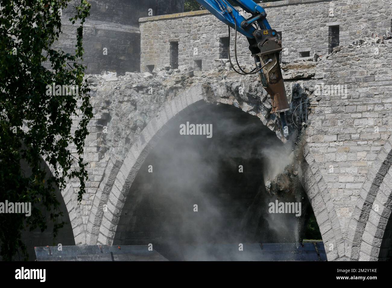 Abbildung zeigt den Abriss der Brücke „Pont des Trous de Tournai“ in ...