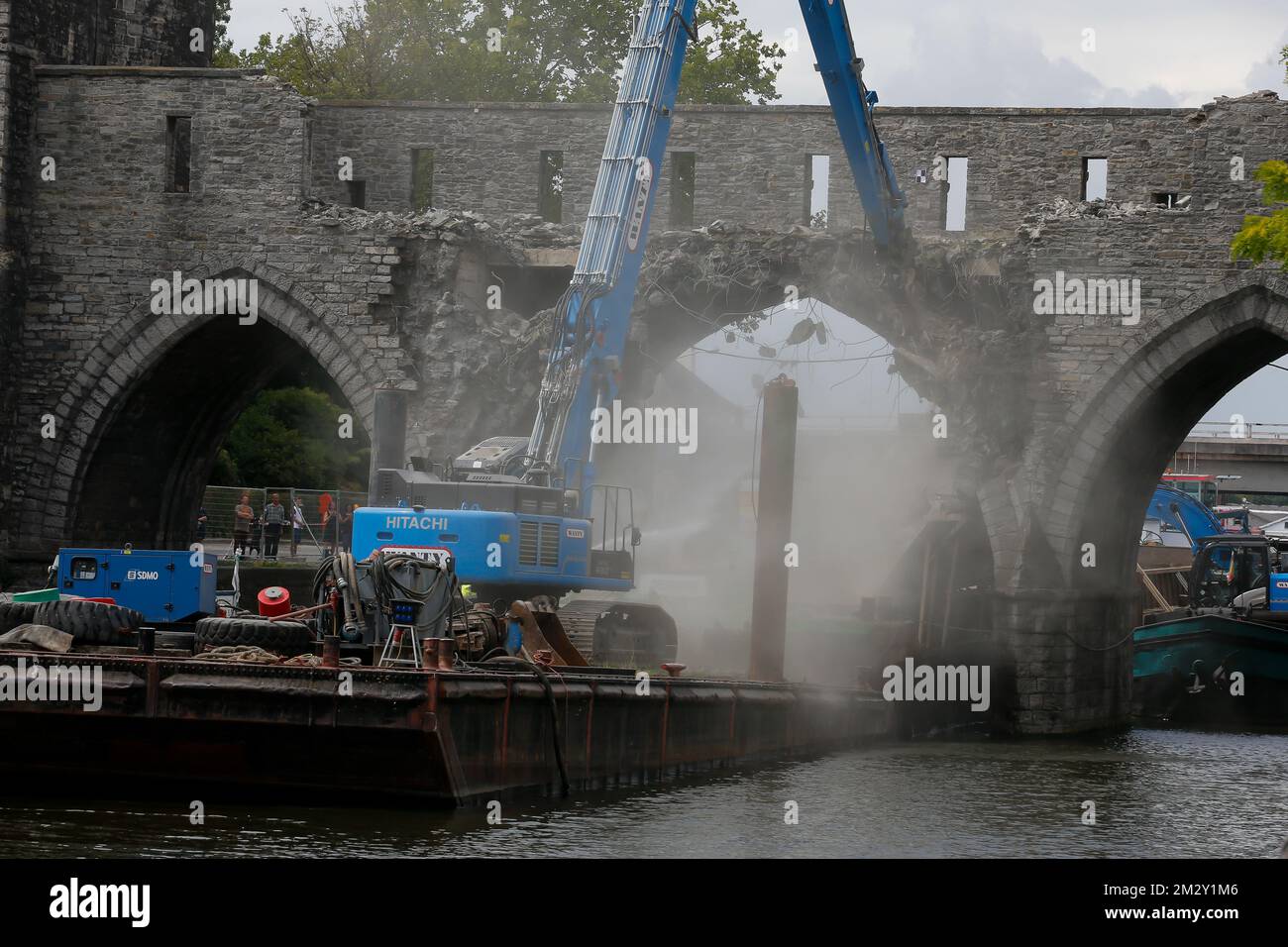 Abbildung zeigt den Abriss der Brücke „Pont des Trous de Tournai“ in ...