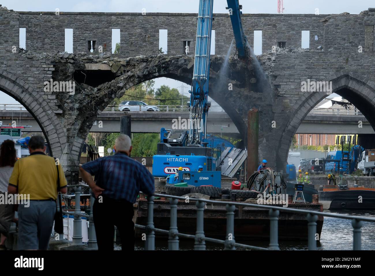 Abbildung zeigt den Abriss der Brücke „Pont des Trous de Tournai“ in ...