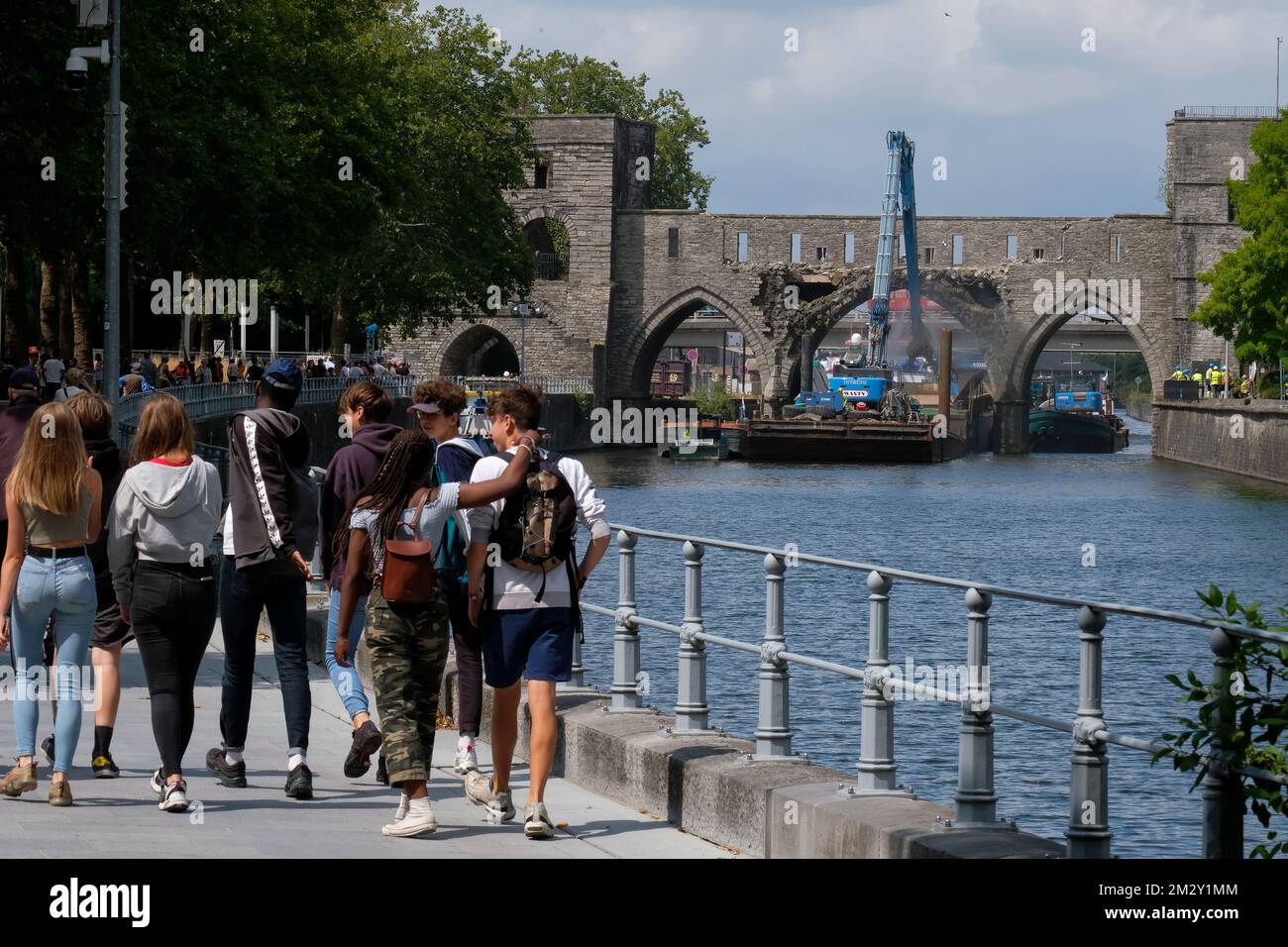 Abbildung zeigt den Abriss der Brücke „Pont des Trous de Tournai“ in ...