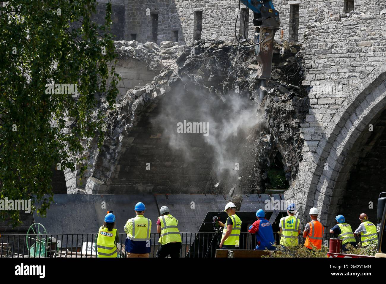 Abbildung zeigt den Abriss der Brücke „Pont des Trous de Tournai“ in ...