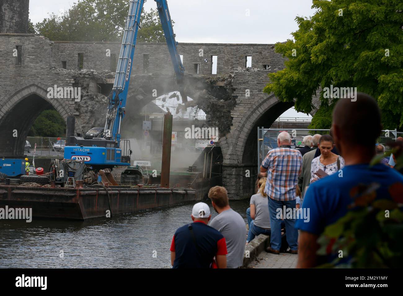Abbildung zeigt den Abriss der Brücke „Pont des Trous de Tournai“ in ...