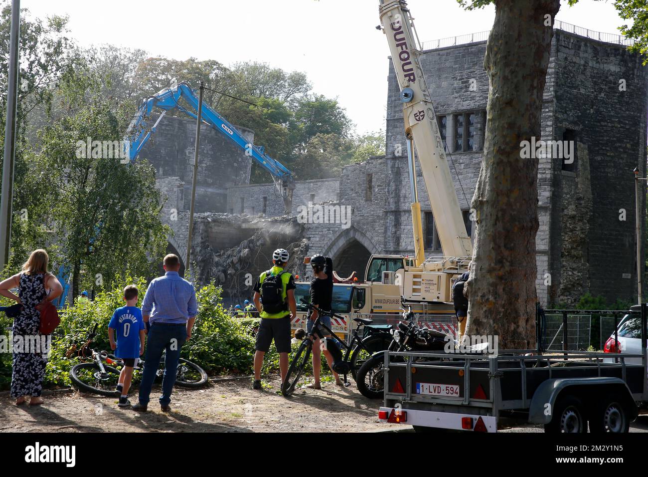 Abbildung zeigt den Abriss der Brücke „Pont des Trous de Tournai“ in ...