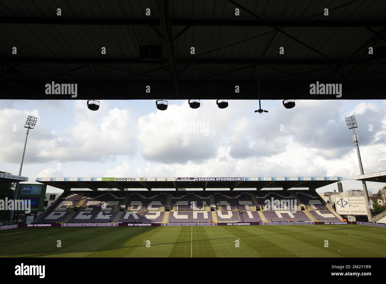 Die Abbildung zeigt das Olympiastadion von Beerschot 't Kiel vor einem ...