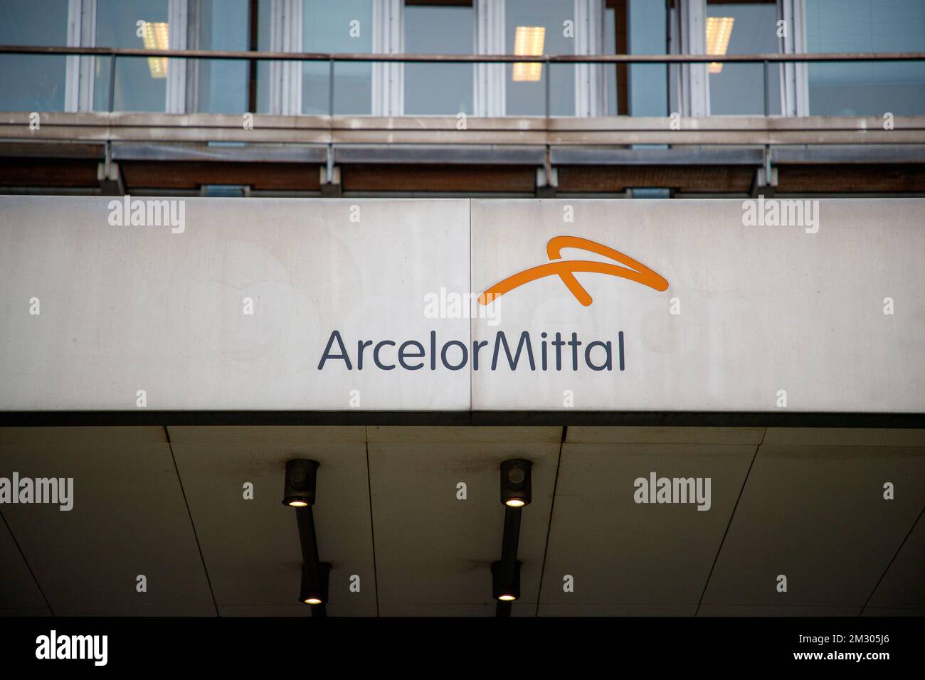 Abbildung zeigt das Arcelor Mittal Logo bei der Präsentation des ...