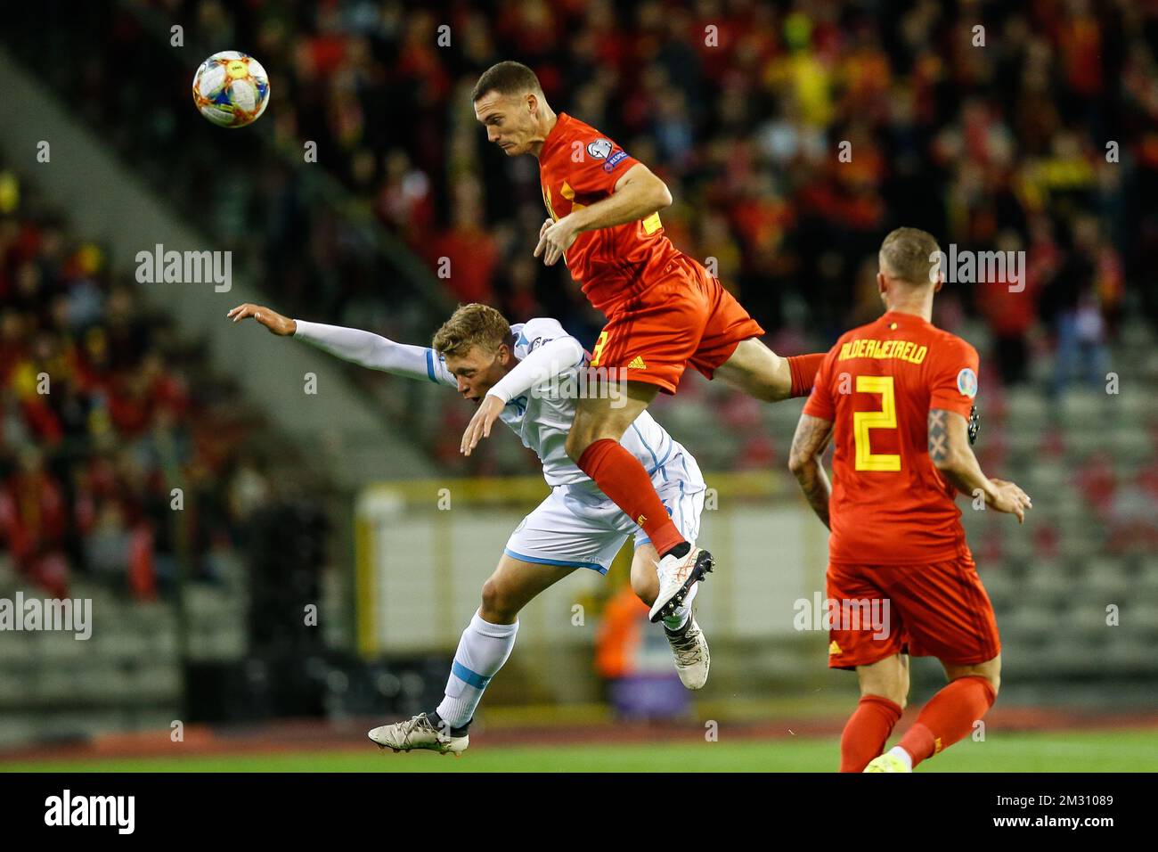 Nicola Nanni aus San Marino und Thomas Vermaelen aus Belgien kämpfen ...