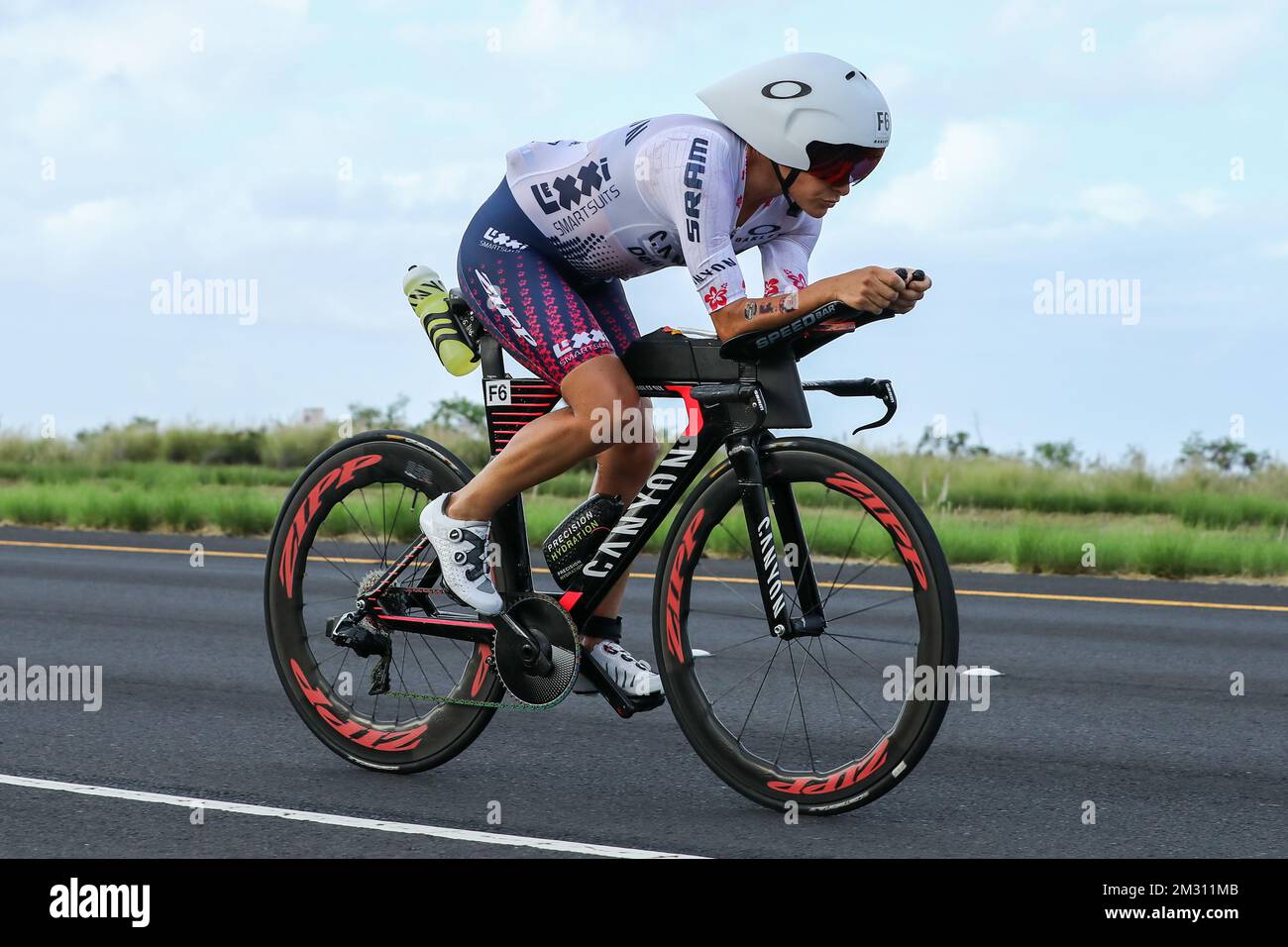 Sarah Crowley (AUS), das auf dem Radweg des Hawaii Ironman Triathlon ...