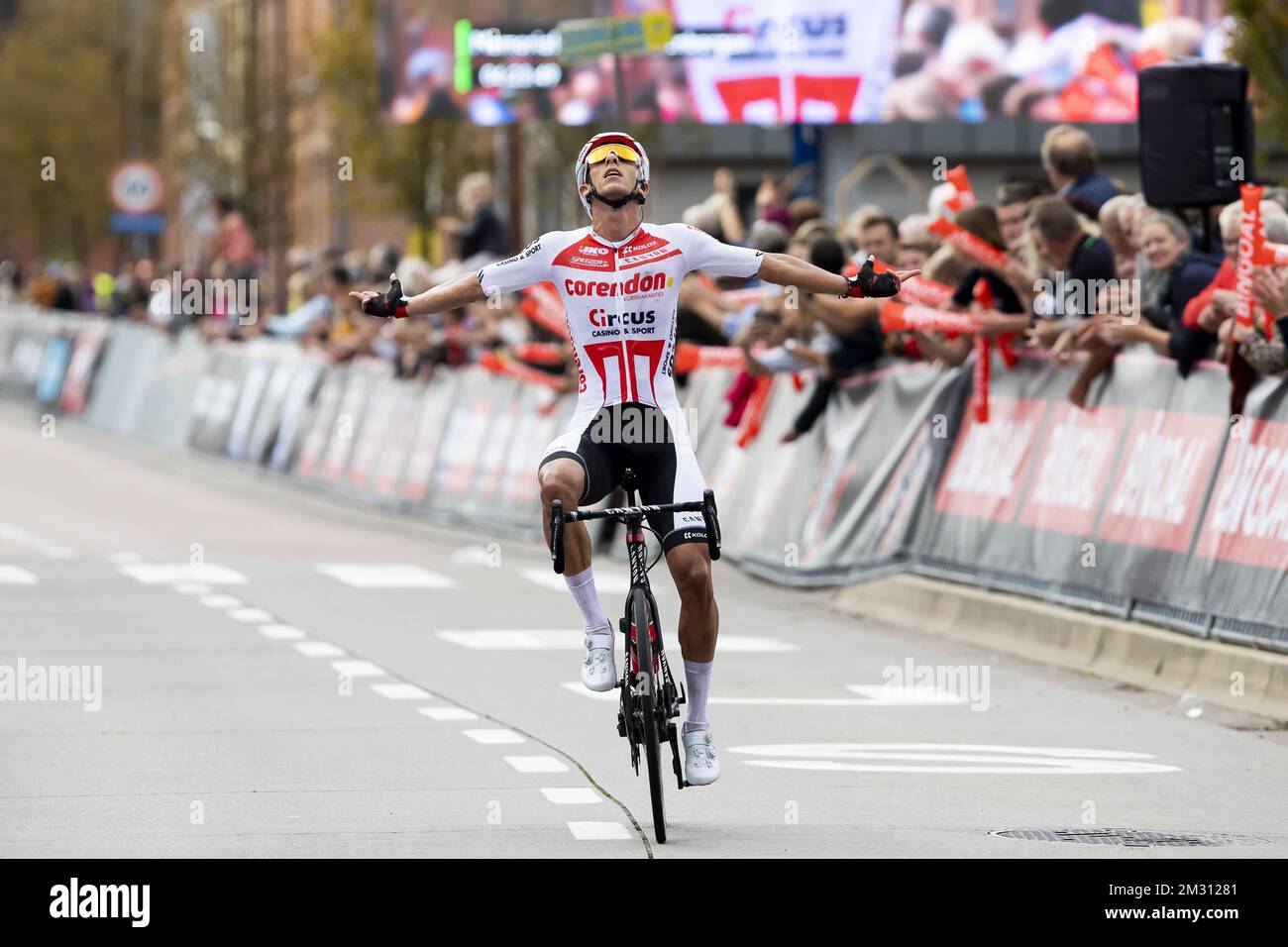 Der belgische Dries De Bondt von Corendon-Circus feiert nach dem Gewinn ...