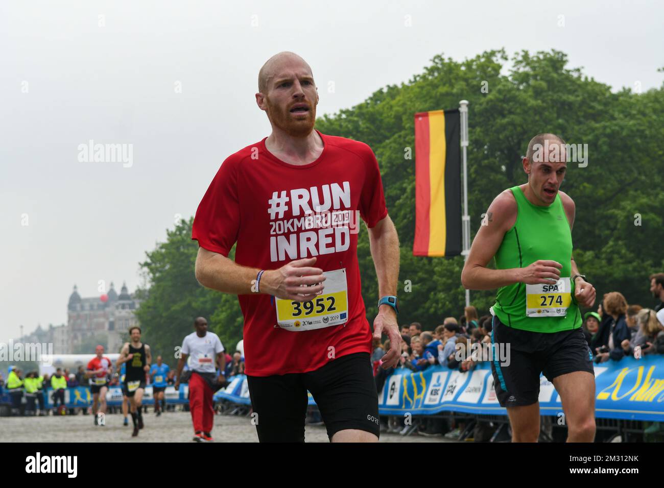 Läufer an der Ziellinie des 40.. Auftrages des Brüsseler 20km-Laufs ...