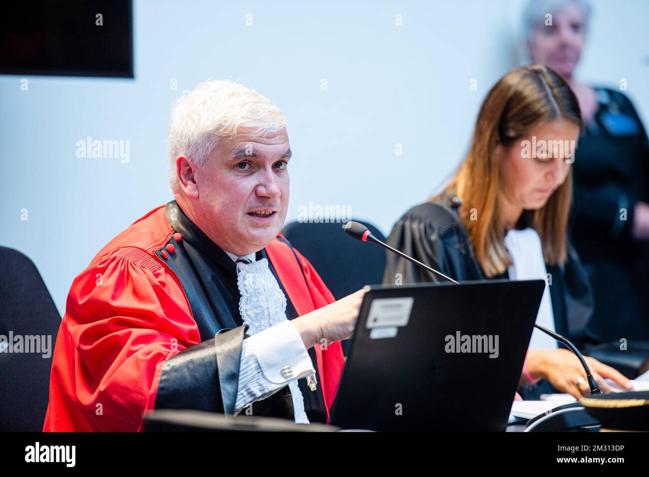 Vorsitzender des Gerichts, Dirk Thijs, Bild während der Zusammensetzung ...
