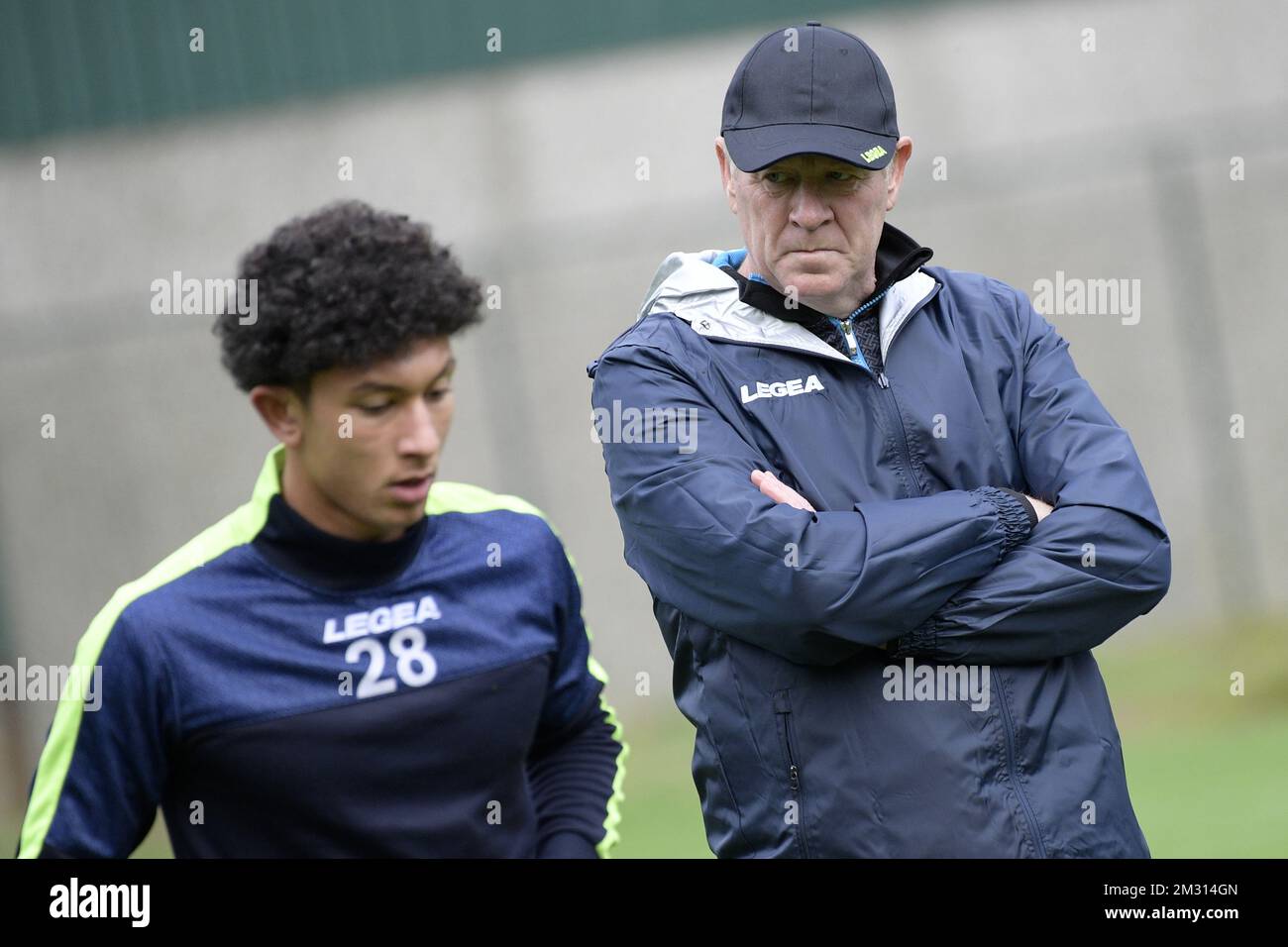 Lommels Cheftrainer Peter Maes wurde während eines Trainings der ...