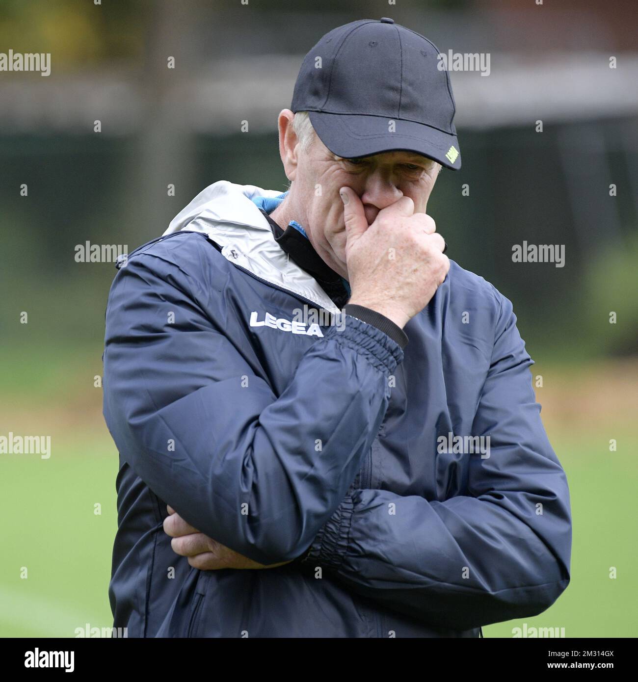 Lommels Cheftrainer Peter Maes wurde während eines Trainings der ...
