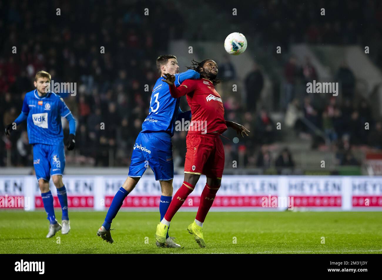 Mikael Lustig von Gent und Dieumerci Mbokani Bezua von Antwerpen ...
