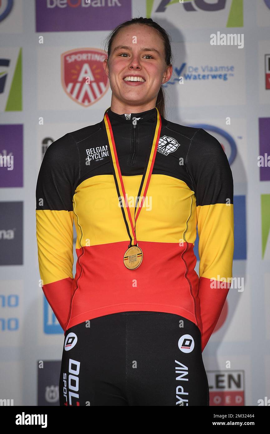 Belgische Julie De Wilde , Gewinnerin der Goldmedaille auf dem Podium ...