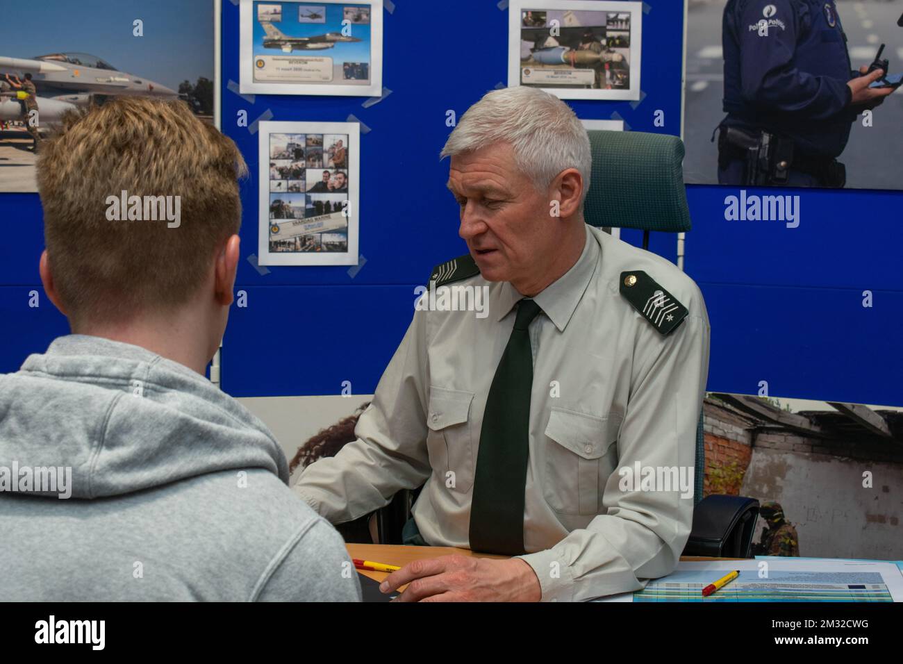Eddy Damen (R) informiert einen Besucher, da die belgische Armee eine ...