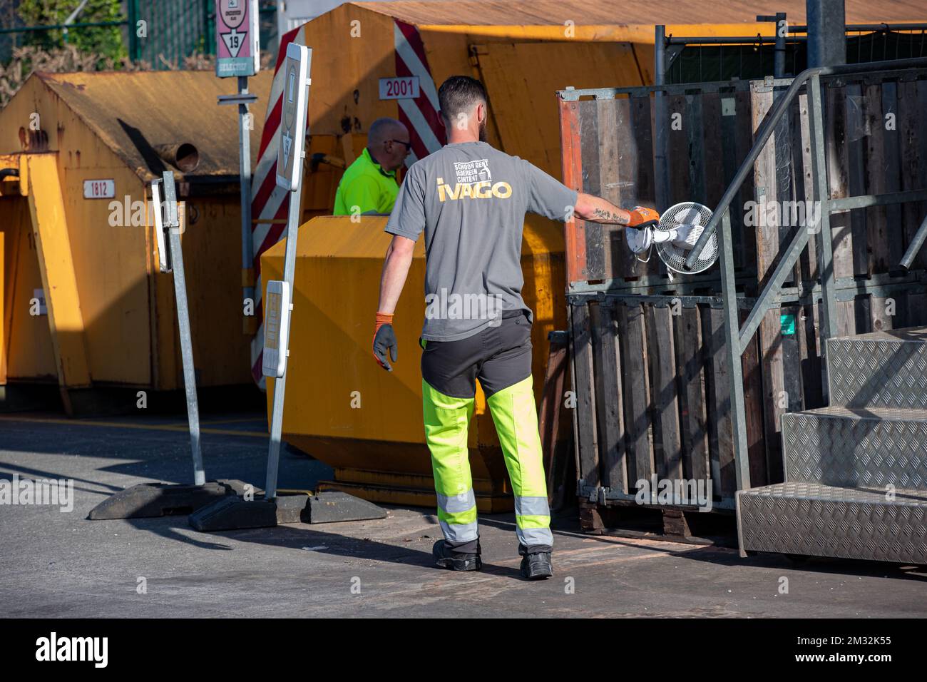 Abbildung zeigt Ivago Worker im Recyparc Containerpark in Gent ...