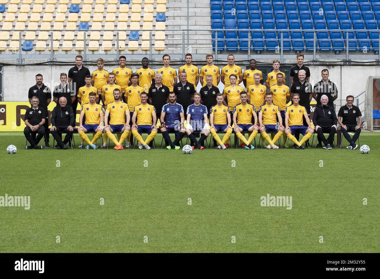 (Erste Reihe L-R) Betreuer Marc Delaruelle, Equipment Manager Albert ...