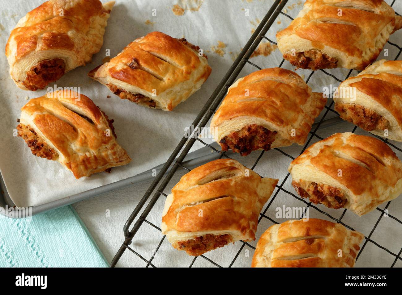 Frisch gebackene, hausgemachte vegetarische Wurstbrötchen mit Käselaibe ...