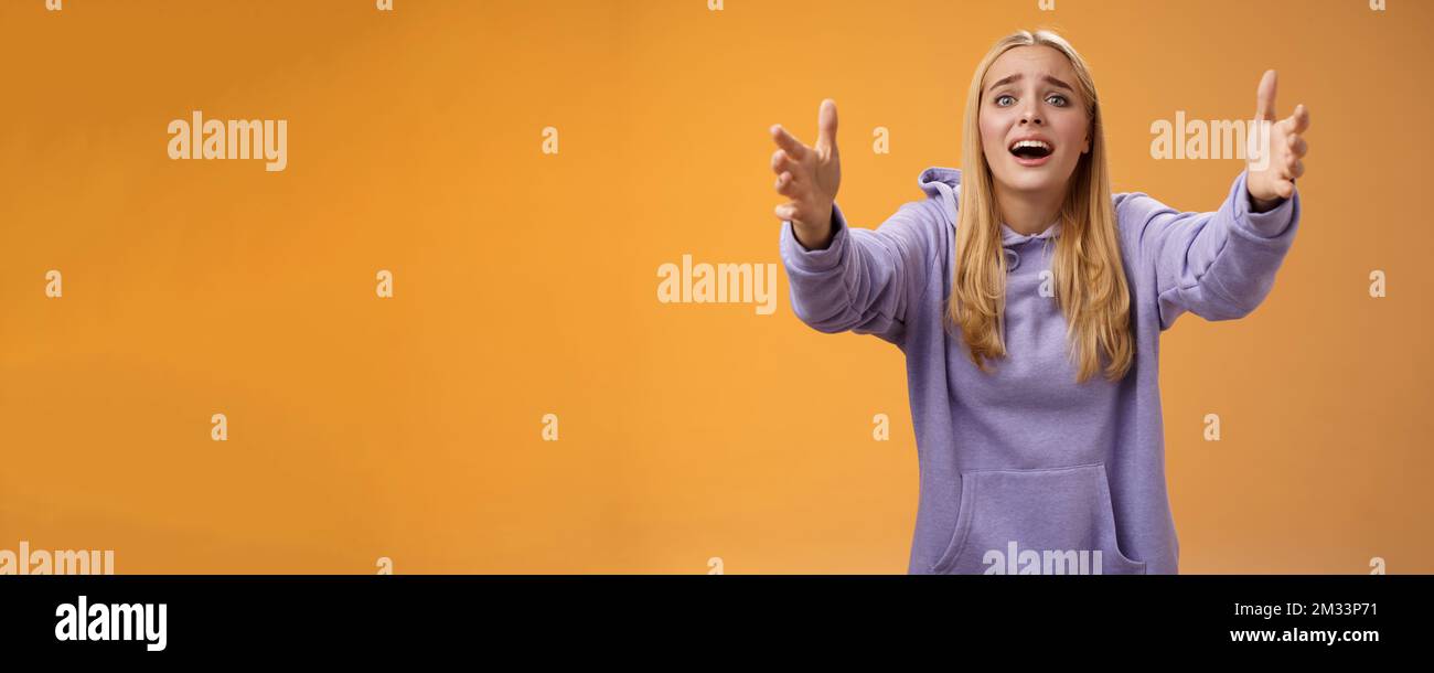 Aufgeregt fasziniert froh blonde Frau verehren Sänger Durchführung ...