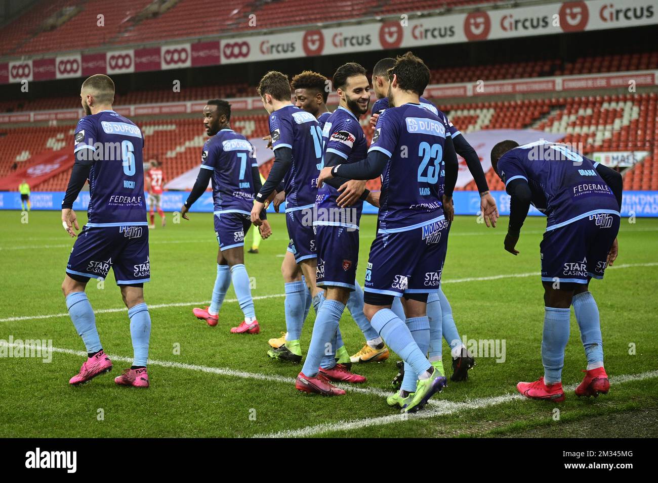 Der Bruno Xadas Alexandre Vieira Almeida von Mouscron feiert mit seinen ...