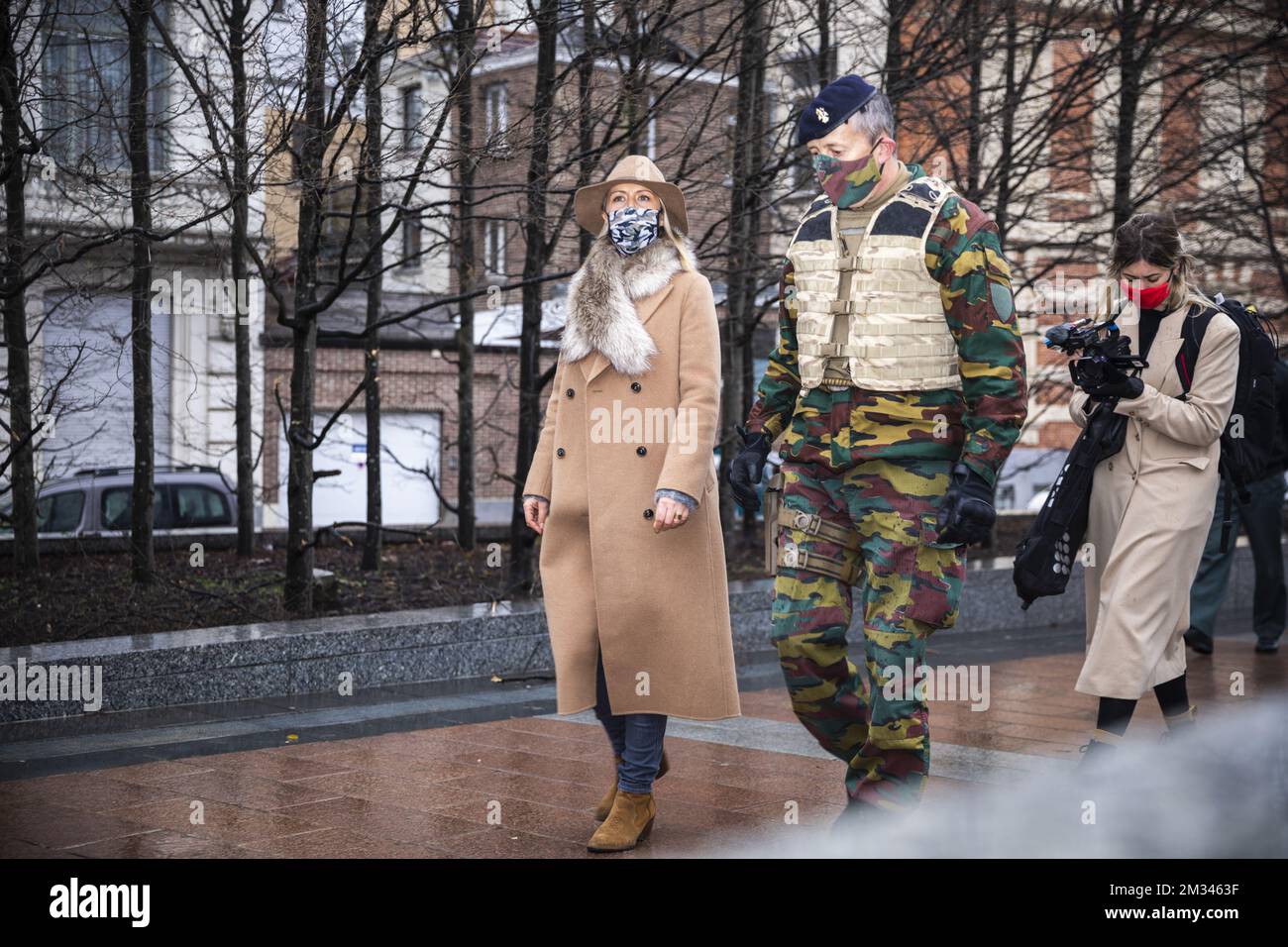 Verteidigungsminister Ludivine Dedonder (C) trifft Angehörige des Militärs während eines Besuchs ...