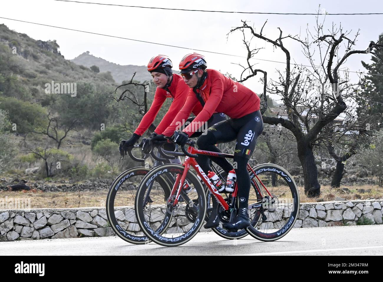 Der belgische Tim Wellens von Lotto Soudal und Andreas Kron von Lotto ...