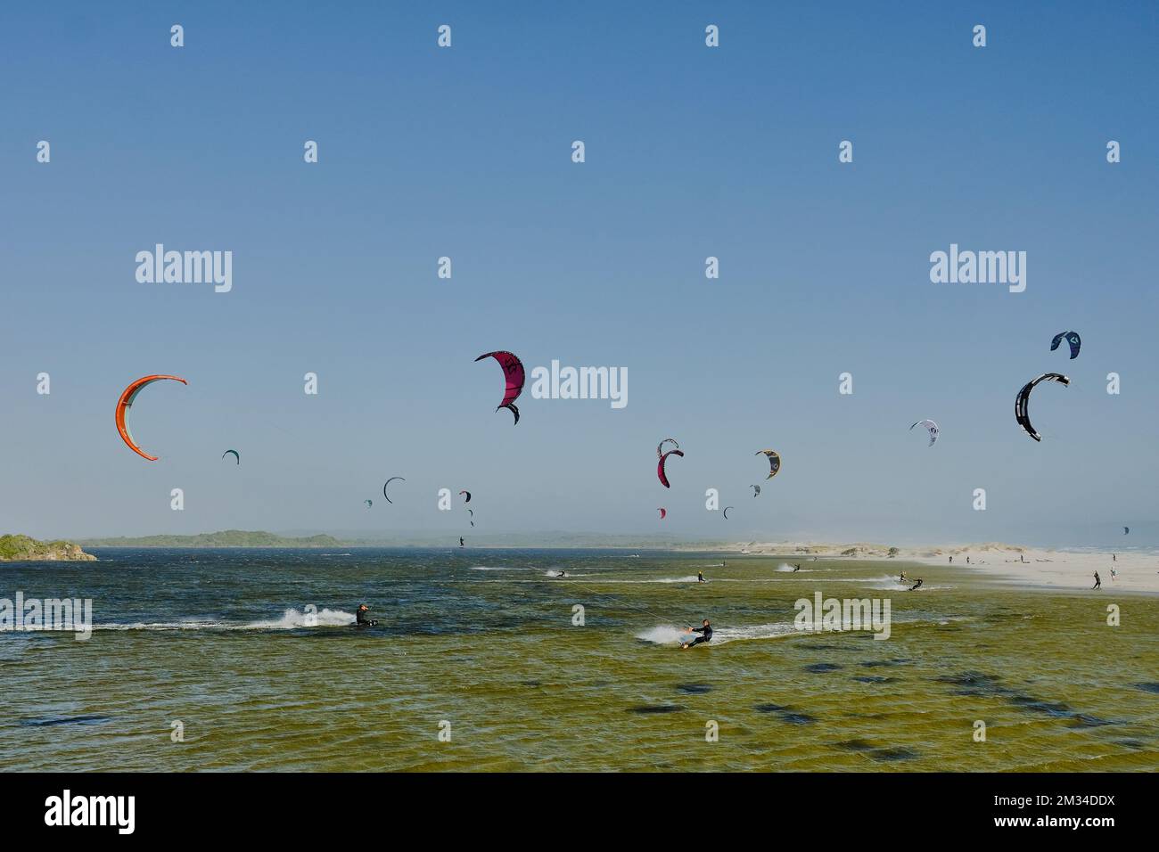 Kitesurfer nutzen einen sehr windigen Tag auf der Klein River Lagoon am ...
