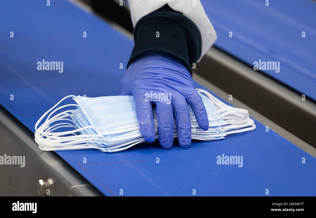 Abbildung zeigt Arbeiter mit Masken, die in marge aufgenommen wurden ...