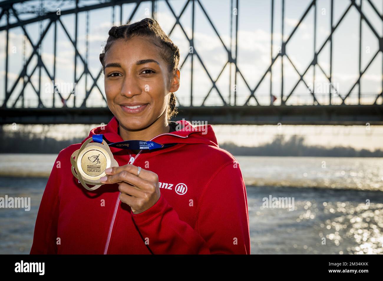 Die belgische Nafissatou Nafi Thiam zeigt ihre Goldmedaille bei einem ...