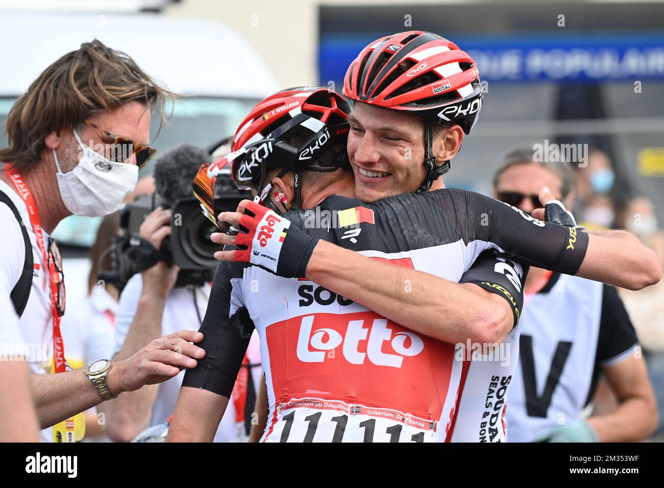Der belgische Brent Van Moer von Lotto Soudal feiert die erste Etappe ... Der belgische Brent Van Moer von Lotto Soudal feiert die erste Etappe ...