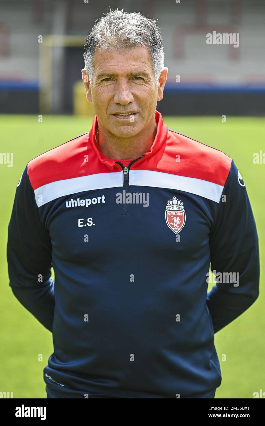 Mouscrons Cheftrainer Enzo Scifo posiert für ein Teamfoto beim 2021 ...