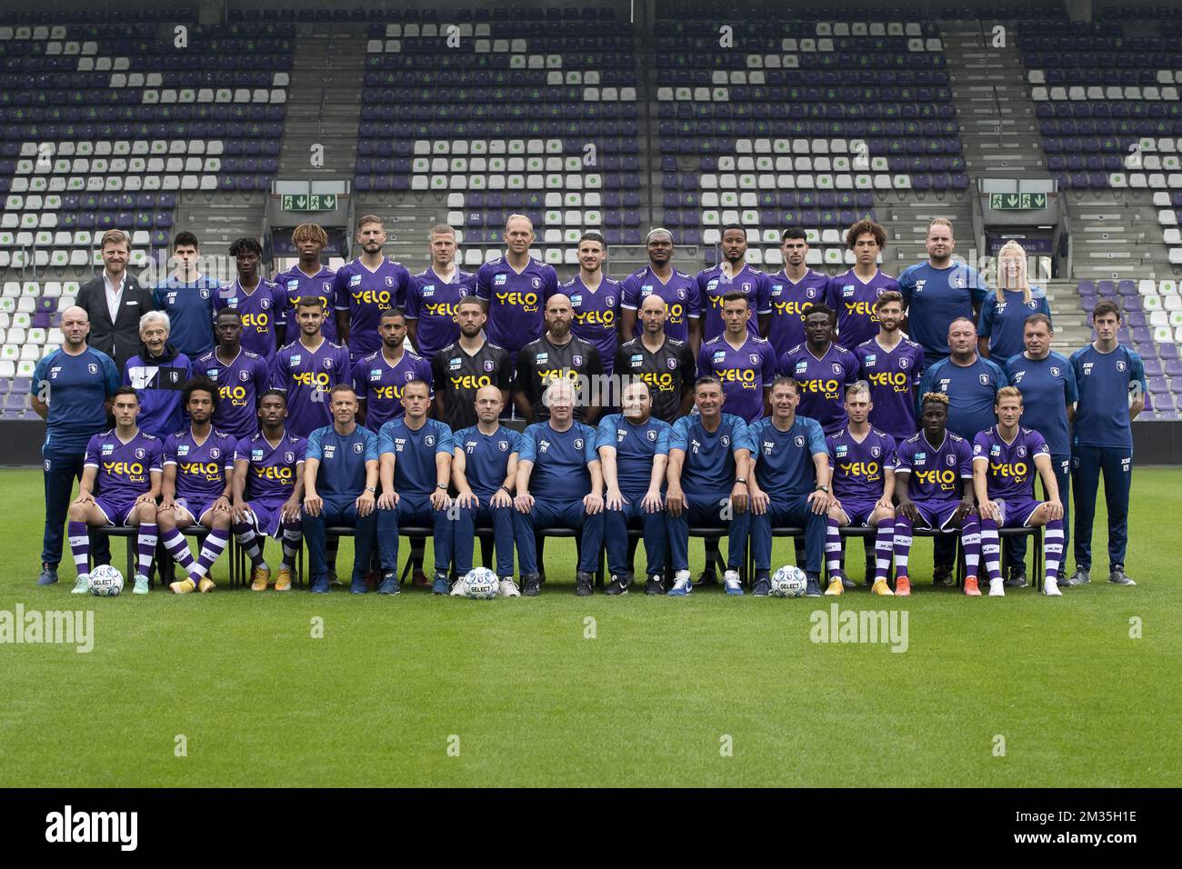 (1.. Reihe L-R) Beerschot's Leon Krekovic, Beerschot's Ryan Sanusi ...