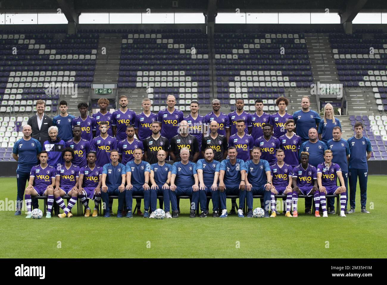(1.. Reihe L-R) Beerschot's Leon Krekovic, Beerschot's Ryan Sanusi ...