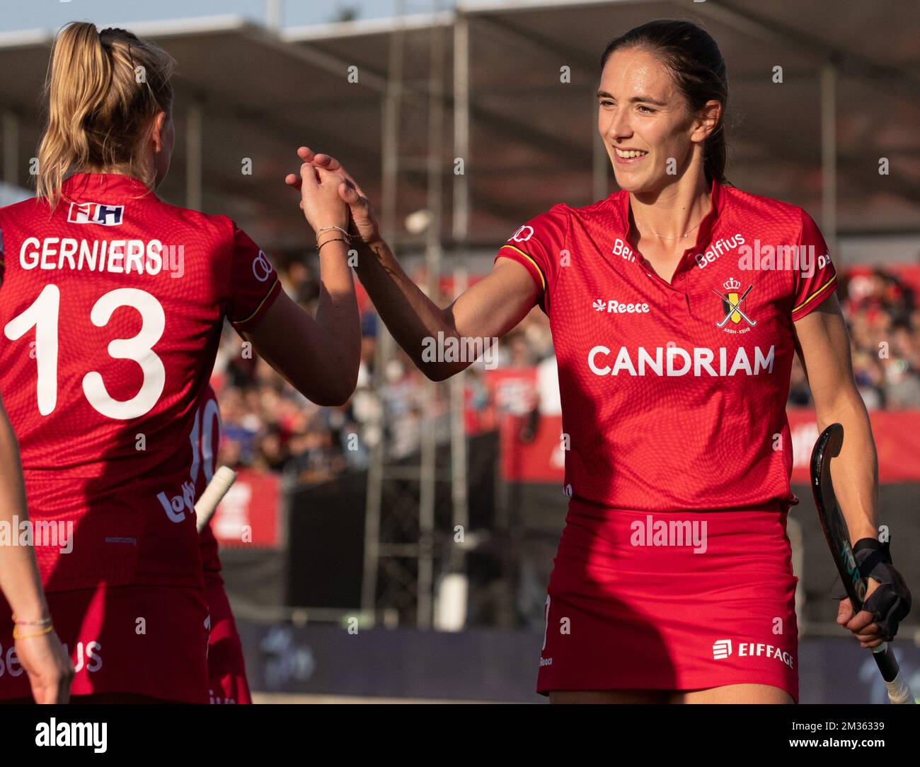 Alix Gerniers aus Belgien und Judith Vandermeiren aus Belgien feiern ...