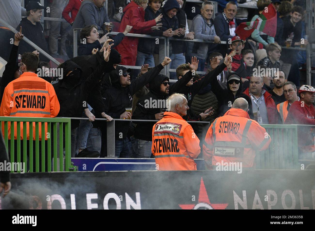 Essevees Fans wurden während eines Fußballspiels zwischen SV Zulte ...