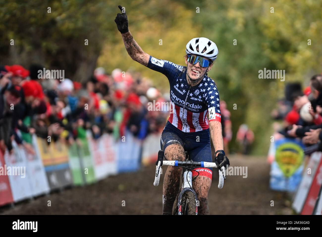 US Clara Honsinger feiert, als sie die Ziellinie überquert und das ...