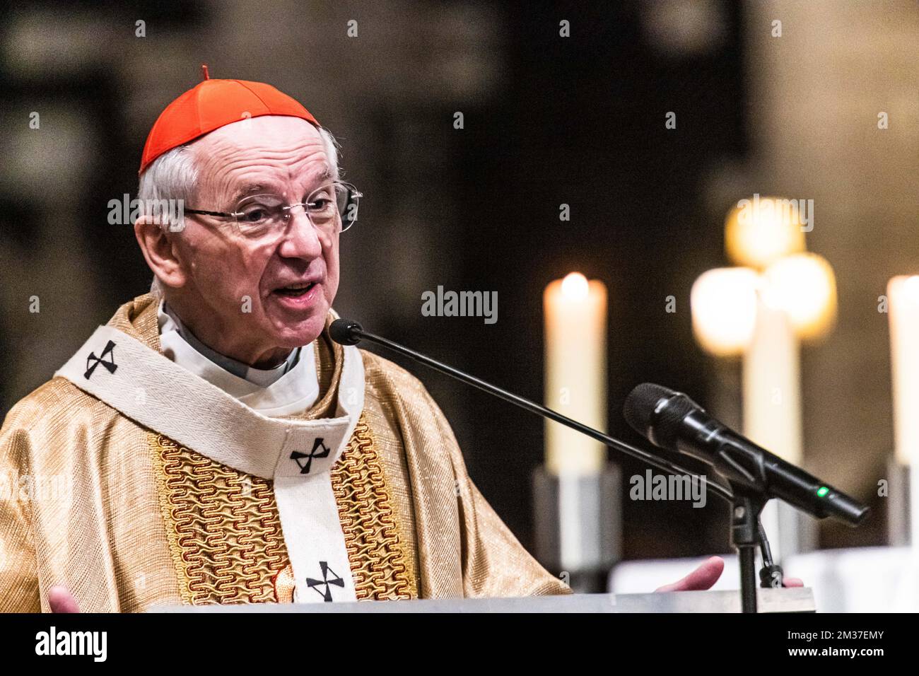 Erzbischof Jozef De Kesel ist während der Feier der Mitternachtsmesse ...