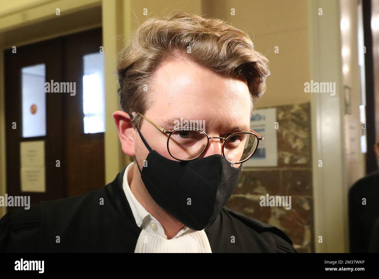 Rechtsanwalt Bart De Decker, verteidigend R.W., auf dem Bild von R.W ...