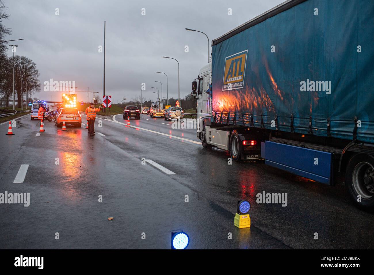 Das Bild zeigt eine Polizeiblockade auf der Autobahn A12, die den ...
