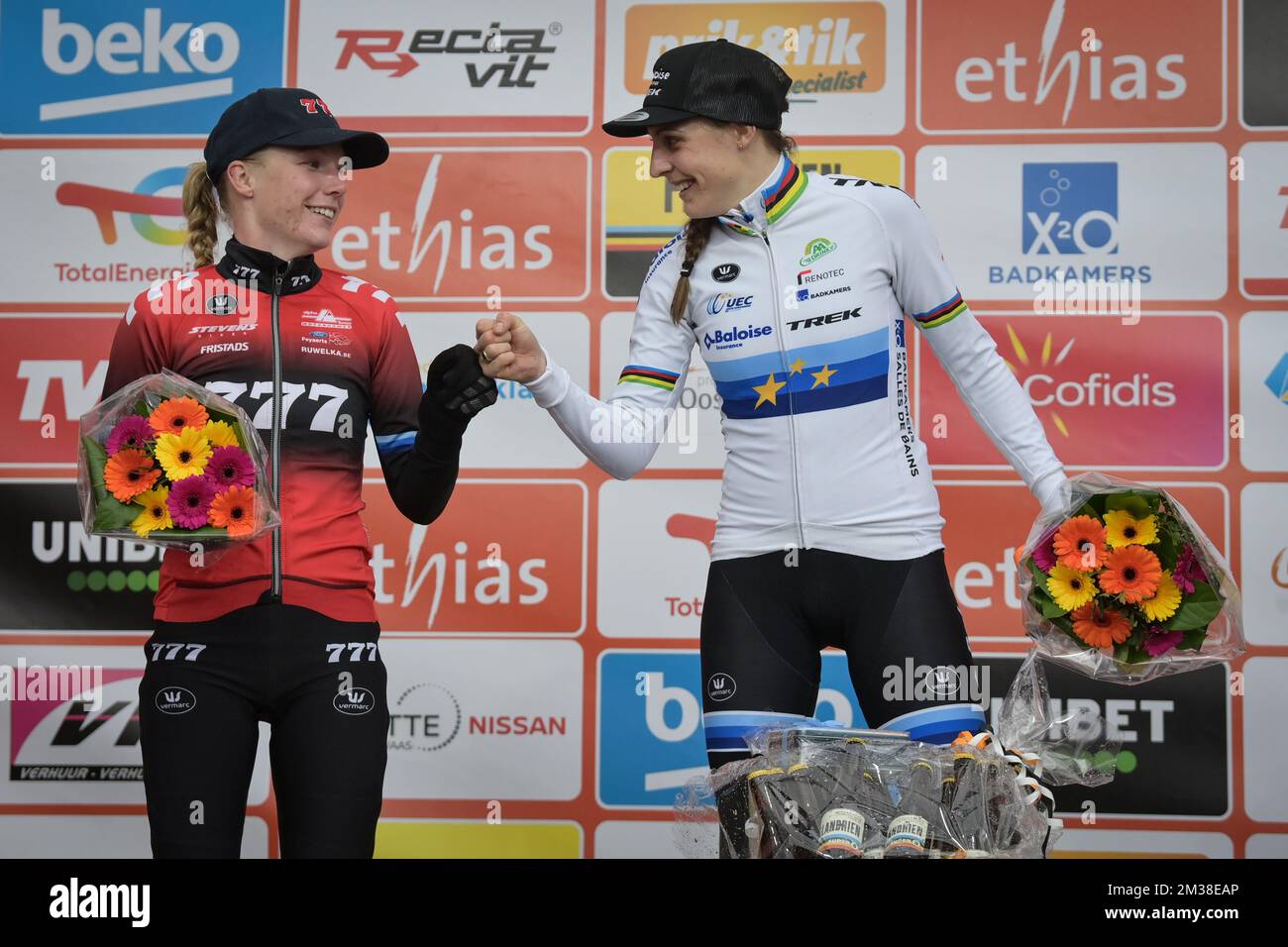 Dutch Annemarie Worst und Dutch Lucinda Brand feiern auf dem Podium ...