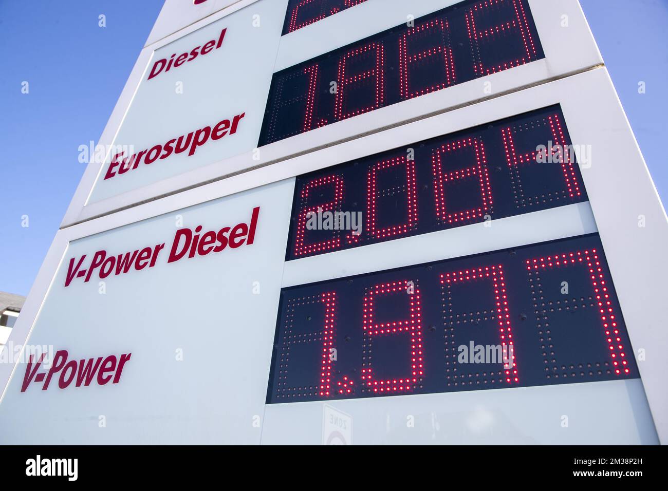 Abbildung zeigt eine Tankstelle in Brüssel am Samstag, den 05. März ...