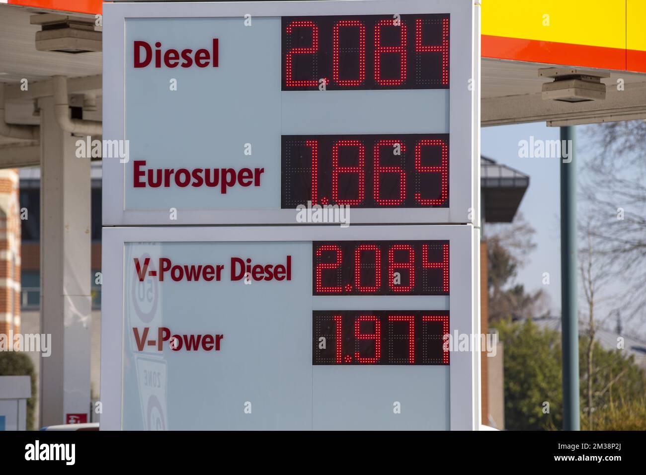 Abbildung zeigt eine Tankstelle in Brüssel am Samstag, den 05. März ...