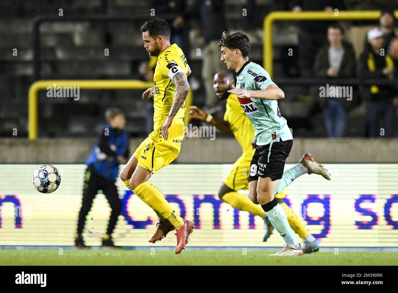 Thibaut Van Acker von Lierse und Thomas Van Den Keybus von Westerlo kämpfen um den Ball während ...