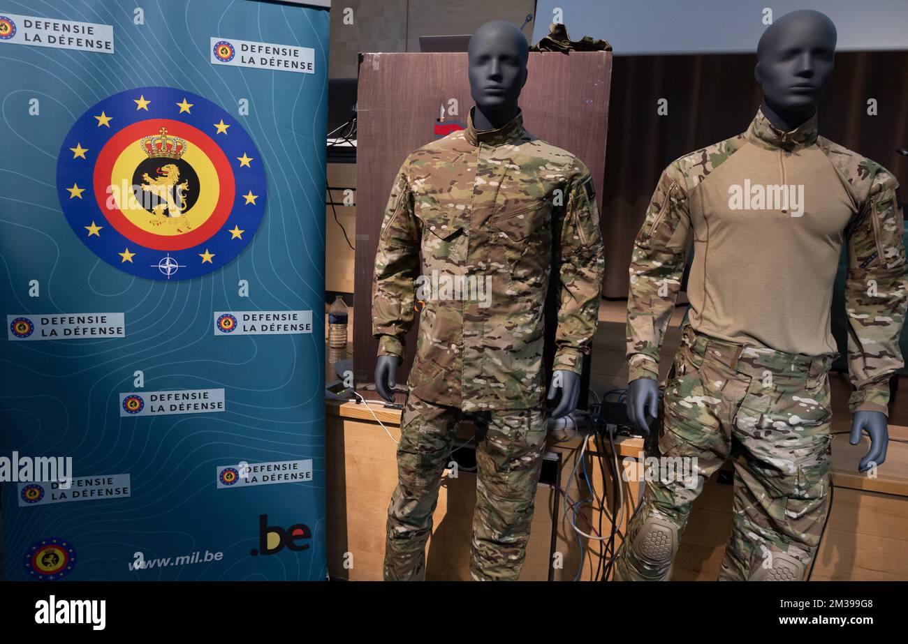 Das Bild zeigt Schaufensterpuppen, die die neuen Uniformen tragen ...