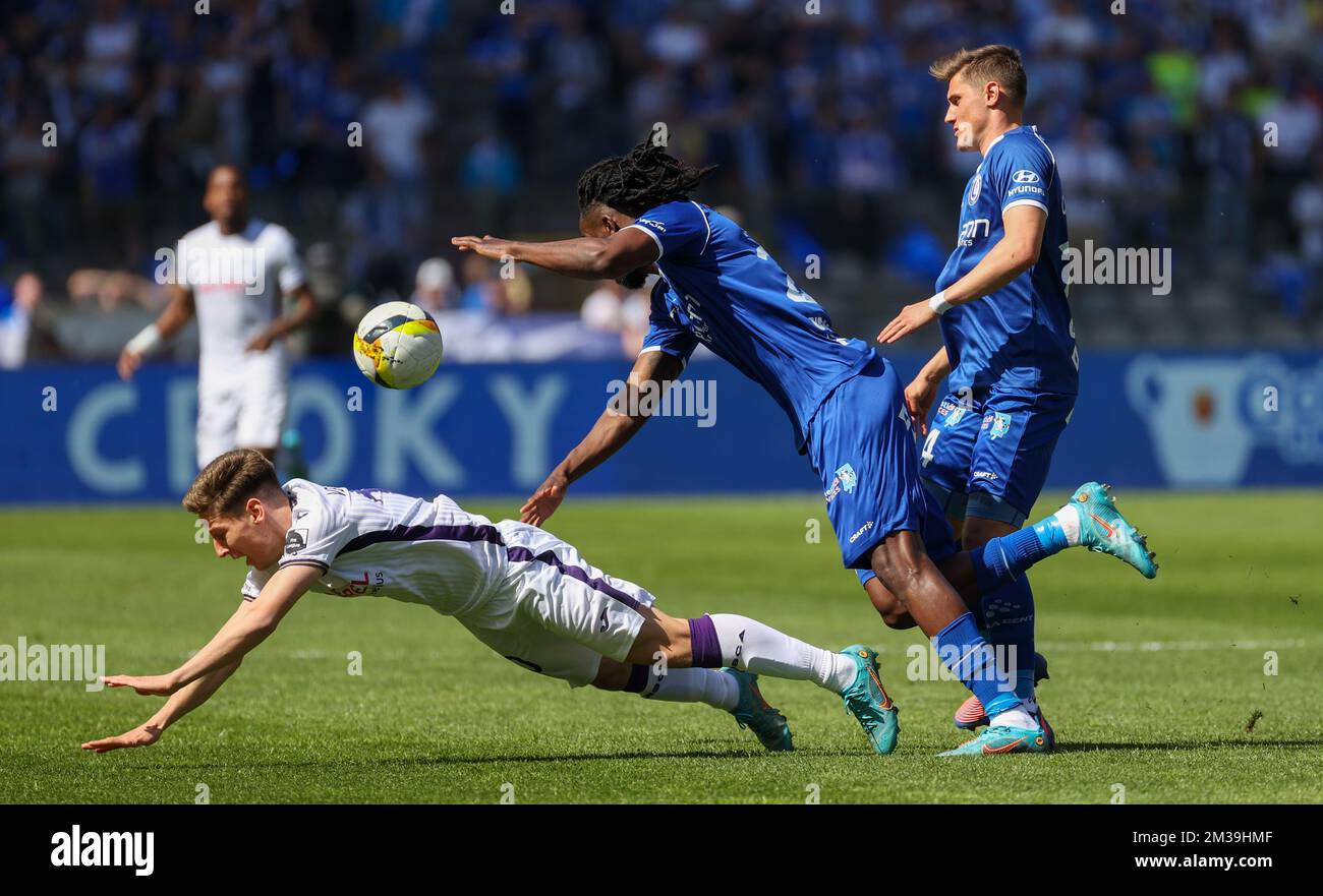 Yari Verschaeren von Anderlecht und Jordan Torunarigha von Gent kämpfen ...