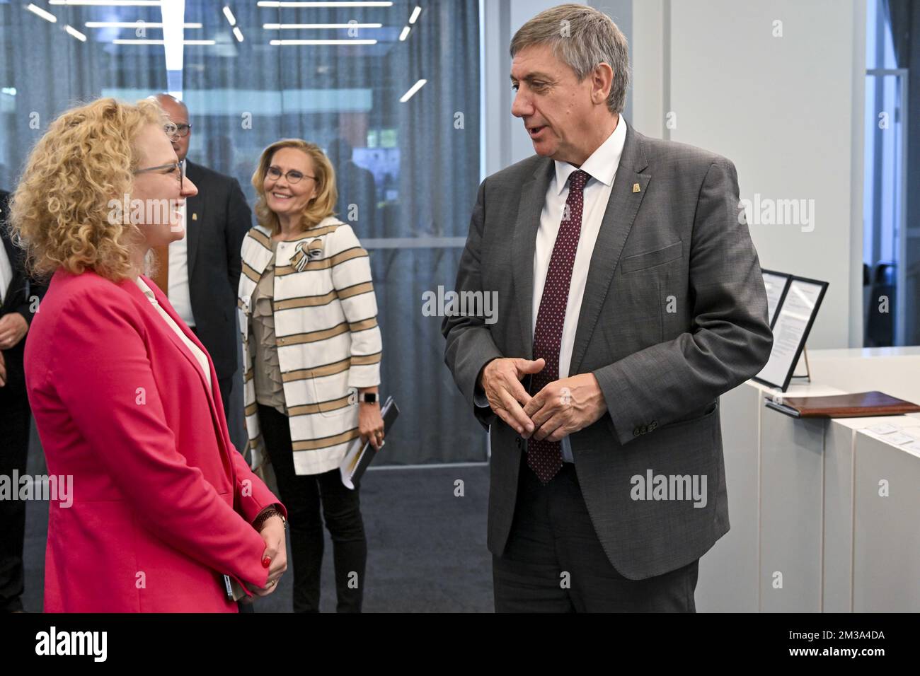 Der litauische Wirtschaftsminister Ausrine Armonaite und der flämische Ministerpräsident Jan ...